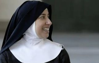 Abadesa “demasiado linda para monja” fue expulsada y su reclamo sacude ...