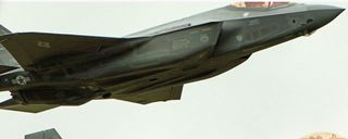 Trump propone cazas “F-55” y “F-22 Super” durante gira en Medio Oriente