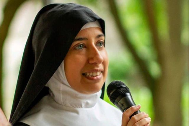Abadesa “demasiado linda para monja” fue expulsada y su reclamo sacude ...