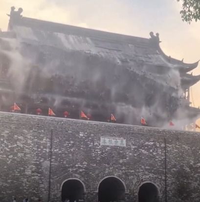 En video: el momento en el que colapsó una histórica torre china de 650 ...