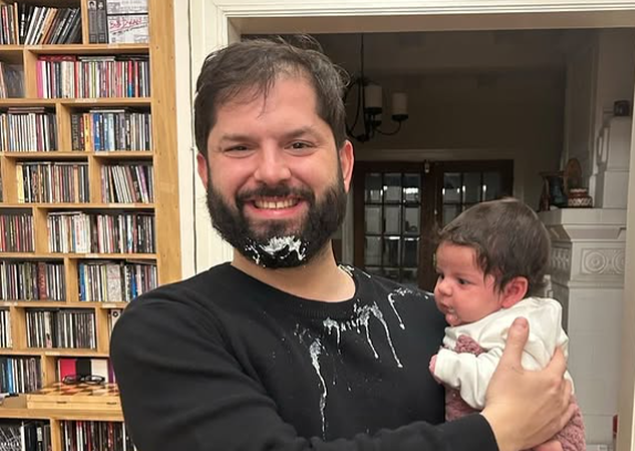 La foto de Gabriel Boric vomitado por su hija Violeta que se hizo viral