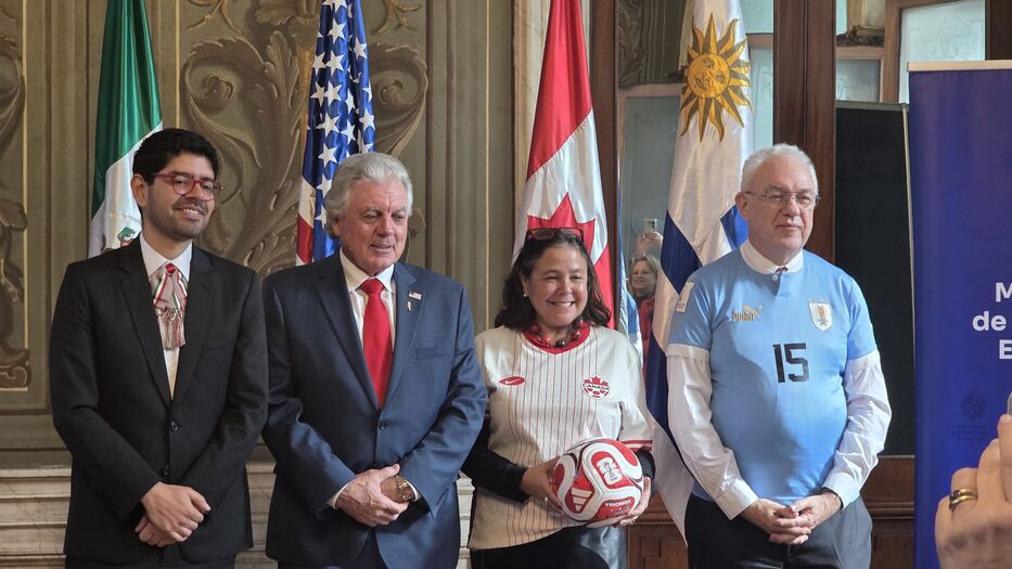 Lubetkin posó con la camiseta de Uruguay, pero le llovieron las ...
