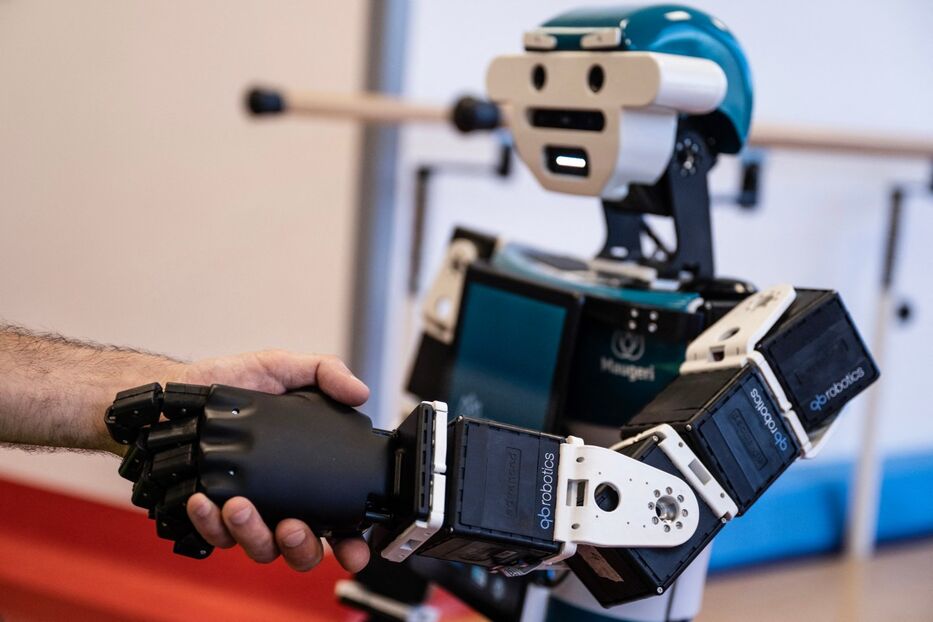 Un hospital de Italia prueba un robot que conversa con pacientes y ...